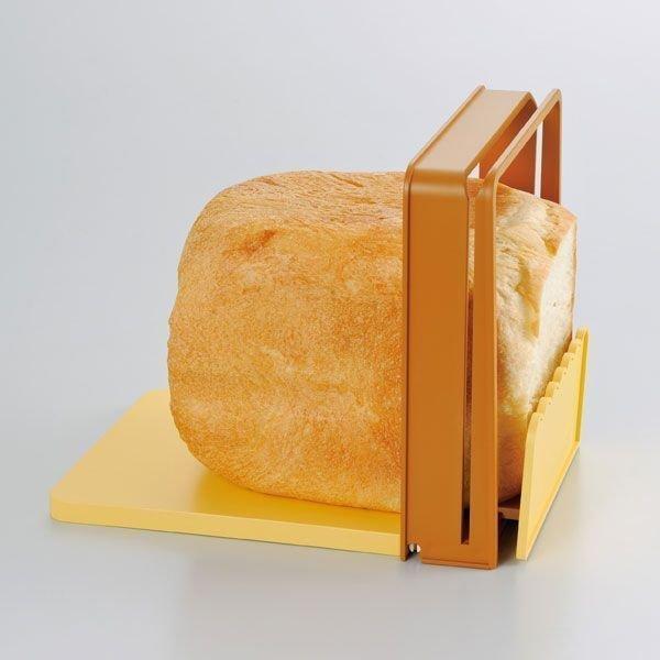 ホームベーカリーで作った、焼きたてのふかふかパンがつぶれずに均一にキレイに切ることができるパン切りガイドです。5段階の厚さに切れるガイド。折りたたんでコンパクトに収納。滑り止めつきで使いやすい。●商品サイズ（約）：幅17.5×奥行き4.5×...