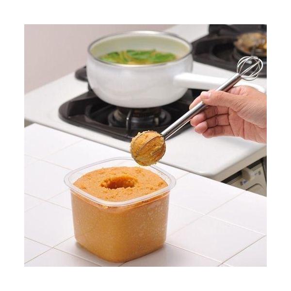 ◆いつもの味が手軽に作れる大小の丸い計量部を味噌に差してくるりと回すとカンタンに味噌の計量ができます。大は約大さじ2、小は約大さじ1の計量ができるので、毎日の味噌汁が、簡単に、一定の味付けで作ることができます。◆そのままお鍋でお味噌を溶かせ...