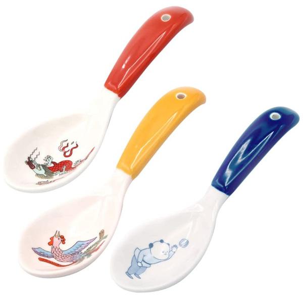 丸みのあるフォルムはどこかレトロで雰囲気のあるデザイン人気のおまち堂シリーズのレンゲみです。楽しい街中華のイメージ！専用パッケージ入りプレゼントとしての意外性も抜群です。おまち堂は「ラーメン」の愛嬌や温もりを表現した食器シリーズです※「陶器...