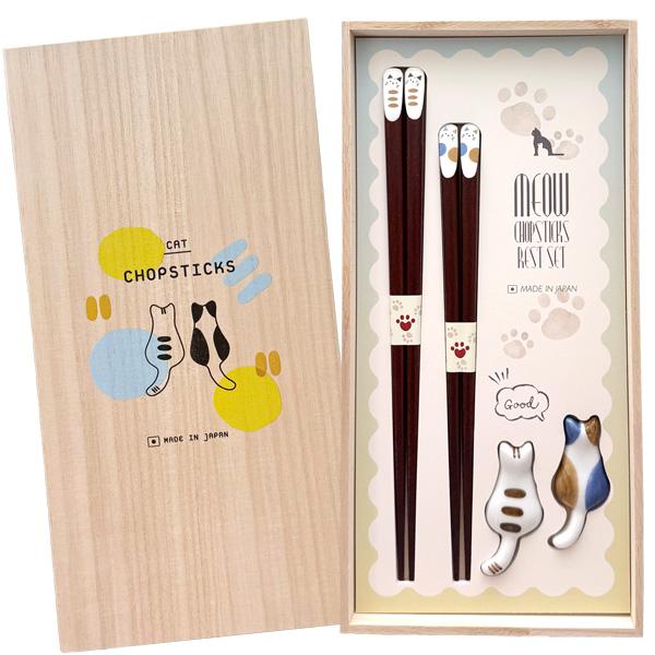 かわいいネコモチーフが魅力的！夫婦で使えるお箸と箸置きのギフトセットです。ネコのシルエットがデザインされたお箸と箸置きのセット。見た目の可愛さと上品さを兼ね備えています。お箸は天然木に漆塗装を施し、手に馴染む心地よい質感。箸置きは美しい磁器...