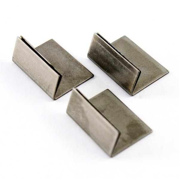 ・お得な3個入り、ビンテージ加工されたステンレス製のこだわり　ステーショナリーグッズです。・お店のディスプレイ用やプライススタンドに最適。・カードスタンドやメモスタンドとして使えます。・サイズ 約　W2.3xD1.8xH1cm（個別サイズ）...