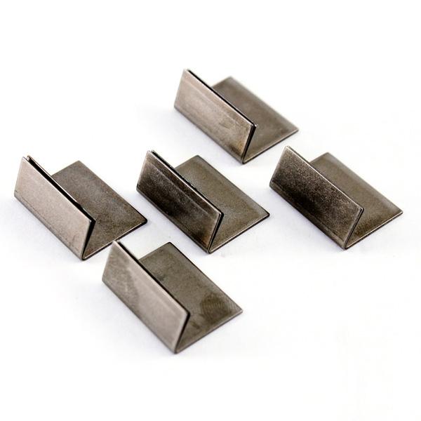 ・お得な5個入り、ビンテージ加工されたステンレス製のこだわり　ステーショナリーグッズです。・お店のディスプレイ用やプライススタンドに最適。・カードスタンドやメモスタンドとして使えます。・サイズ 約　W2.3xD1.8xH1cm（個別サイズ）...