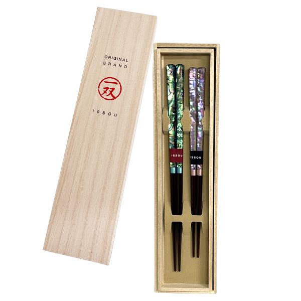 桐箱にセットされた、ご贈答にもお勧めの夫婦箸。粋なデザインで、食卓を豊かに彩ります。◎包装ご希望の方は、　 注文時、備考欄に『包装希望』とお書き添えください。『粋柄』センスのあるデザイン。テイストを感じるクラフトワーク。そんな言い方のすべて...