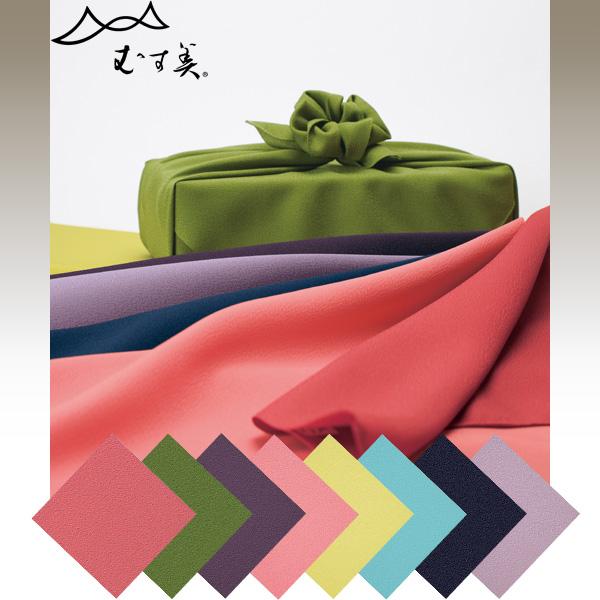 化繊の特徴を最大限に引き出した無地の風呂敷です。エコ化が広まって包装資材も見直されている昨今、ラッピングに風呂敷はいかがでしょうか？水に濡れても縮みや型崩れが少なく、シワにもなりにくく、ラッピング用に最適。色数豊富に取り揃えていますので、色...