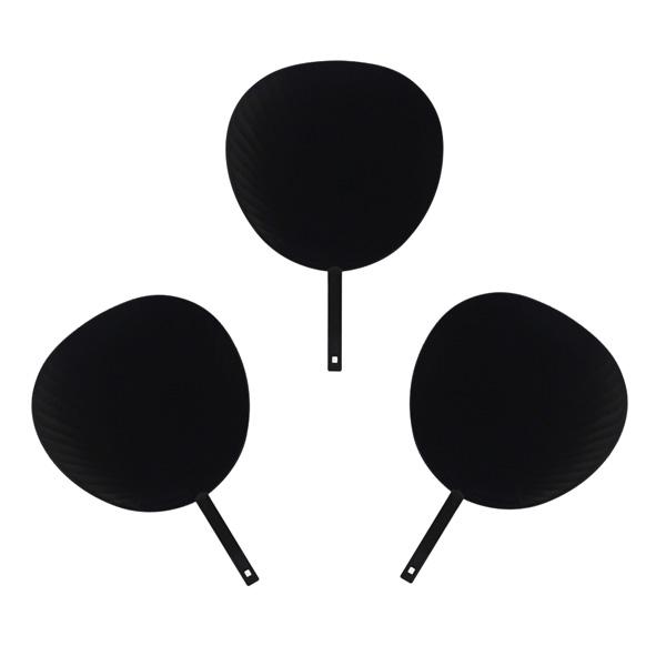 コンサートや応援グッズにおすすめの大きいサイズの黒うちわです。両面張りで、応援メッセージなどをたっぷり書くことができます。コンサートやライブはもちろん、運動会やスポーツ観戦の応援グッズとして。 ・サイズ（約） 縦285mm×横294mm (...