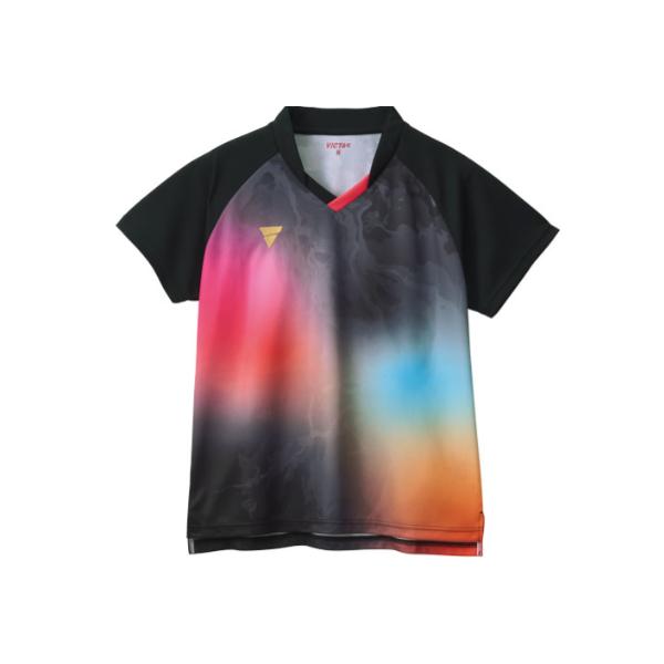 【発売日：2026年04月16日】製品の特長・VICTASアドバイザリースタッフ、2026年度全日本選手権着用モデル。・動きに合わせて表情を変える、印象的なグラデーショングラフィックを採用したレディスゲームシャツ。・水流を思わせる有機的な柄...