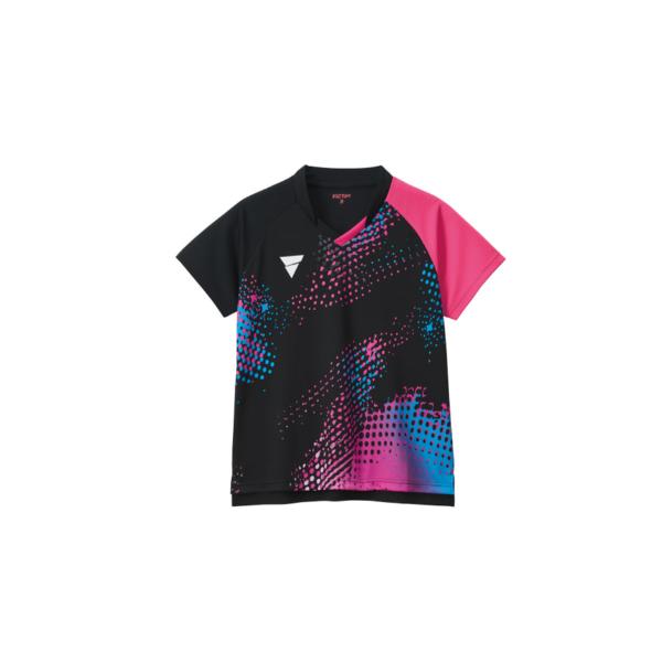 【発売日：2026年04月16日】製品の特長・数量限定モデル。・ランダムに配置した粒子状のグラフィックが印象的なレディスゲームシャツ。・分散した粒子表現によって奥行きと動きを表現し、プレー中のしなやかな動きを引き立てます。・大胆な配色の中に...
