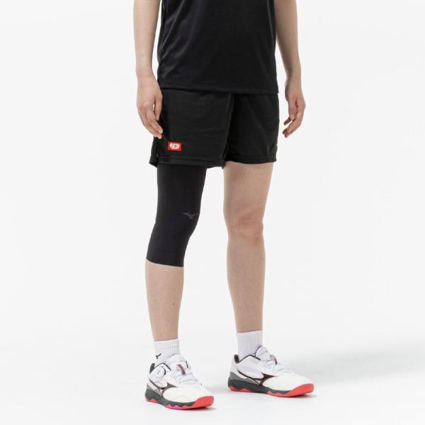 【発売日：2025年09月07日】エアリーな履き心地で動きをサポート。卓球プレー中の動きやすさを追求した膝サポーター。■卓球プレー中の動きやすさを追求し、薄くストレッチ性のある素材を採用。■裏面には樹脂プリントを施し、リアライン・コンセプト...