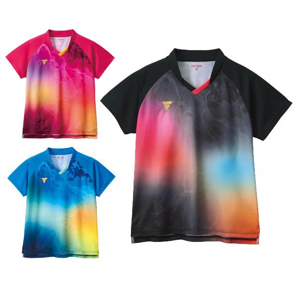 ・2026年全日本卓球選手権、弊社アドバイザリースタッフ着用モデル。・動きに合わせて表情を変える、印象的なグラデーショングラフィックを採用したレディスゲームシャツ。・水流を思わせる有機的な柄表現が、プレー中のしなやかな動きを引き立て、コート...