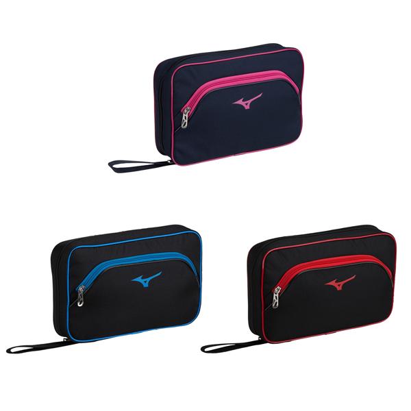 ◆素材： ポリエステル（裏加工PU）◆サイズ： L30×W6×H18cm◆カラー： 　87：ネイビーｘピンク　92：ブラックｘブルー　96：ブラックｘレッド◆原産国： ベトナム製◆質量： 約190g◆発売シーズン： 2023年春夏