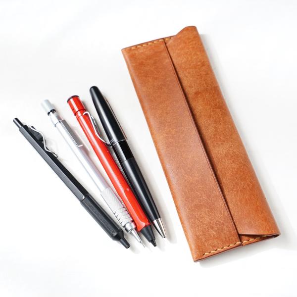 革と糸のみで仕立てたシンプルなペンケースです。シンプルかつ金具を使用していないので壊れる心配がほとんどありません。17ｃｍ前後のペン５本程度が入るサイズです。■カラーは「プエブロ」または「手染めレザー」からお選びいただけます。●プエブロレザ...