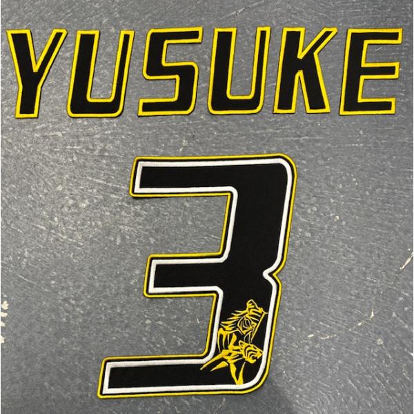 オリジナルプレイヤーズ刺繍ワッペン/YUSUKE 3（返品・交換不可）　 ＊＊注：ワッペンのみの価格となります。（ジャージは含みません）シンプルインパクトに目立つオリジナルユニを作る為に文字の角度や大きさに拘って作られた当社オリジナルシリー...