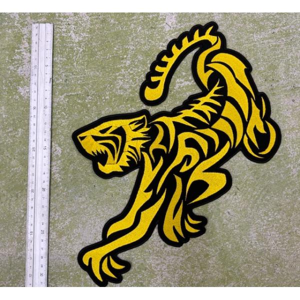 トライバルタイガー柄大サイズビート魂ショップの虎デザインをトライバル柄にした刺繍ワッペン和風なリアルな虎とは違う、独自のデザインです＊ユニフォームやニッカポッカに貼れるワッペンです☆添付写真を参考にご購入下さい☆＊カラー：黒ベースに文字入り...