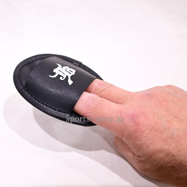 最後の仕上げはコレ。革の表面をムートンで磨くことで、革の脂が表面に馴染み、綺麗な艶が浮かび上がります。メーカー：和牛JB商品名：ムートン品番：BP-GM大きさ：約10.5cm画像のグラブはイメージです【ご注意】代引きでの発送は出来ません。【...