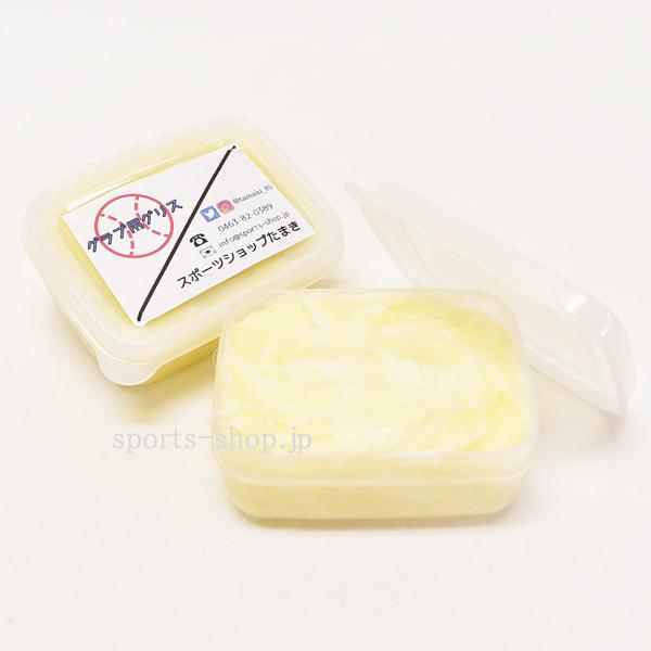 グラブ・ミットの捕球面の革と平裏革の間に入っているグリスです。使用していくうちに端に寄ってしまったり自然になくなってしまうもので、捕球面側と平裏側の革を指でつまんで両方の革がはがれるような感じでしたら交換のサインです。グリス自体は硬めのガム...