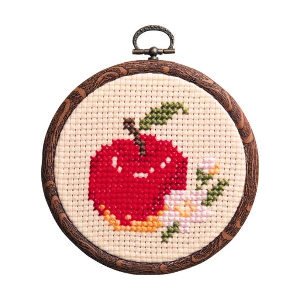 【ご購入後の当店からの連絡はご登録のメールアドレスに通知いたします。必ずご確認ください】【商品概要】【素材】布、ししゅう糸:綿100％ 、クロス針:はがね【商品説明】説明1日で完成！かんたんクロス・ステッチキットの登場です。初級者向<...