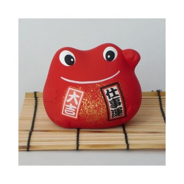 【ご購入後の当店からの連絡はご登録のメールアドレスに通知いたします。必ずご確認ください】【商品概要】幸運を呼ぶ 風水東に赤色で、ヤル気上昇。仕事運・人気運もアップ赤いカエルで「　栄える　」高さ約5.5cm 　横幅約7.0cm　すだれシート ...
