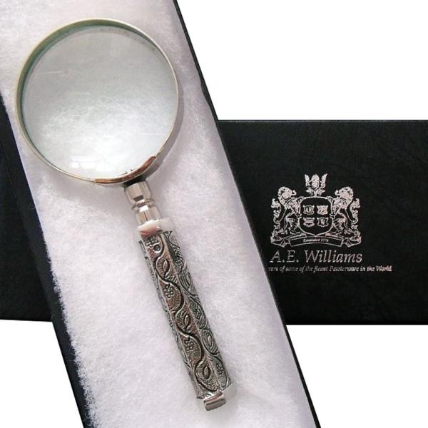 【ご購入後の当店からの連絡はご登録のメールアドレスに通知いたします。必ずご確認ください】【商品概要】高さ約11.4cm（レンズ直径5cm）、倍率約4倍、重さ約85gイギリス製のピューター（≒錫）製品、フレームはステンレス。柄を回すことでフレ...