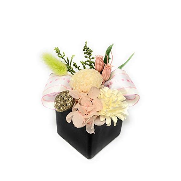 【ご購入後の当店からの連絡はご登録のメールアドレスに通知いたします。必ずご確認ください】【NICHIFRO ニチフロ オリジナル商品】ベーシックな黒い陶器にポンポンマムをメインにした、お供えに適したプリザーブドフラワーアレンジのミニサイズで...