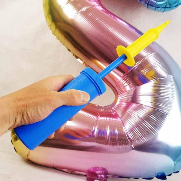 【ご購入後の当店からの連絡はご登録のメールアドレスに通知いたします。必ずご確認ください】【商品概要】長さ:約275×47Φmm先端空気入れ口サイズ:約5mm【商品説明】説明押しても引いても空気が入るので通常のエアーポンプと比べて早く膨らます...