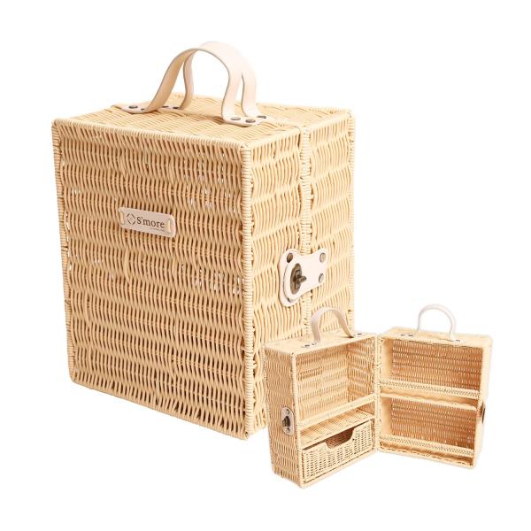 【商品概要】【スパイスボックスとしてもOK！マルチ収納ボックスが新登場！】 耐久性のある藤草風プラスチック素材を一つずつ手作業で編み込んだ小型の収納ボックスです。 素朴で自然な風合いを保ちつつ、実用性の高いアイテムとしてマルチに使えます。 ...