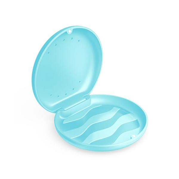 ライトブルー/-/-・Color:ライトブルー・通気穴デザイン：入れ歯入れケースの上部に10個の通気穴を配置し、内部の水気を逃がすことで入れ歯やマウスピースを清潔で乾燥した状態に保ちます。洗浄後はしっかり乾かしてから義歯ケースに収納してくだ...