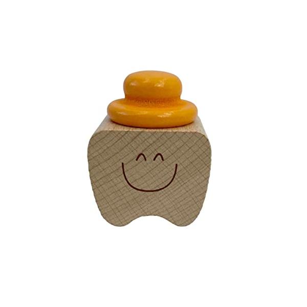 Design・オレンジ  ・・Color:オレンジ・お子様の成長記録として抜けた乳歯を保管出来る木製の乳歯ケースです。数本の歯を入れるのにピッタリなコンパクトデザイン。ぬくもりを感じられる木製ににっこり笑顔がキュートなデザイン。・小さくて無...