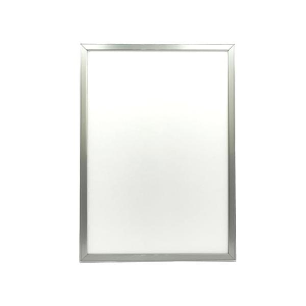 B3サイズシルバー/-/-・Color:シルバー・パッケージ個数:1・仕様シルバー色 B3サイズ 515×364mm 仕様：アルミフレーム・ ウッドラックパネルエコパネ・ペットフィルム・吊り金具4か所・ビス付き・吊り下げ金具（仕様）が4か所...