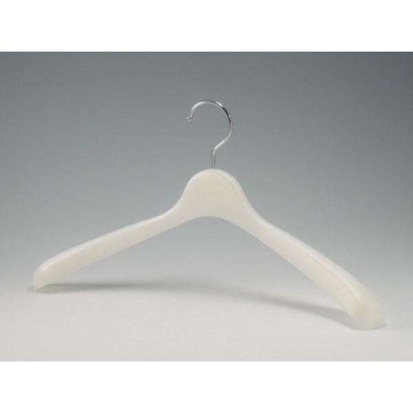 発泡樹脂製でとても軽く、高級感溢れるハンガー。肩先の厚みで、ジャケットに吸い付くように掛けられます。アパレルショップでもおなじみのジャケットハンガーです。・サイズ:肩幅42.0cm×肩先厚4.0cm・材質:発泡スチロール樹脂製　フック：クロ...