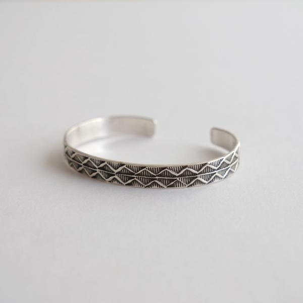 ■ブランド名：Indian jewelry インディアンジュエリー■商品名：HENRY MARIANO スタンプバングル D■型番： - ■カラー：SILVER■サイズ：ONE■カテゴリ：ユニセックス アクセサリー当店で取り扱う商品は全て正...