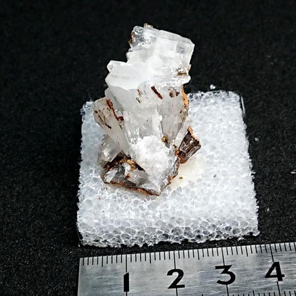 ◆ヘミモルファイト(ヘミモーファイト、和名：異極鉱)◆無色透明〜白色の小柱状結晶の集合体◆産地：Mina La Ojuela, Mapimi, Durango, MEXICO◆4cm四方の発泡スチロールの台紙に接着されています。