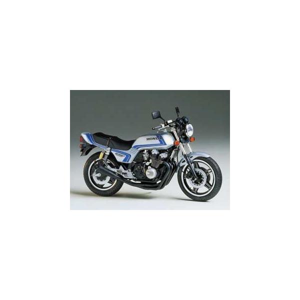 ナナハンの代名詞とも言われ人気を集めたホンダCB750Fに、数々のスペシャルパーツを装備したタイプを再現したプラスチックモデル組み立てキットです。タンクからシートへ流れるようにつながるフォルムを実車そのままに再現。冷却フィンが刻まれた空冷4...
