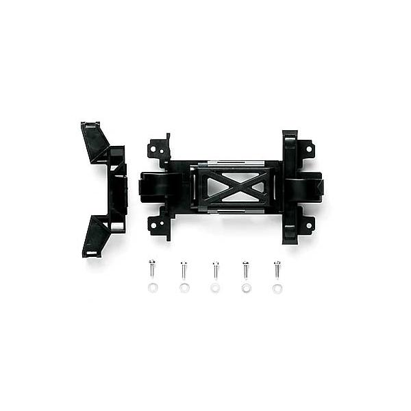 キット標準のギヤカバー、電池おさえパーツに換えて組み込みます。ギヤカバーは4本のビスで固定。シャーシ剛性を高めて、高速走行時のシャーシのねじれを防ぎます。 ★ギヤカバーと電池おさえパーツに加えて、取り付け用のビスもセット