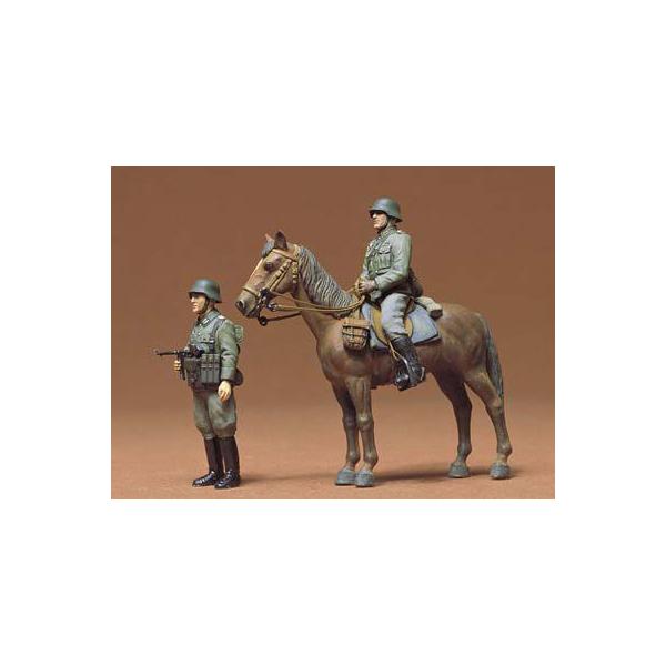 第二次世界大戦のドイツ軍将校と軍馬を再現したプラスチックモデル組み立てキットです。機械化部隊で知られるドイツ軍ですが、大戦初期から中期にかけて、将校や下士官は乗用に馬も好んで使用していました。キットは乗馬姿の将校と直立姿勢でMP40サブマシ...