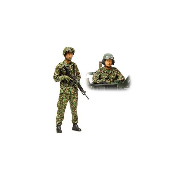 陸上自衛隊の戦車乗員を再現したプラスチックモデル組み立てキットです。轟音が響く車内でも意思を伝達できるようにヘッドセットを内蔵した装甲帽や、砂塵から目を守るためのゴーグルなどを装着した姿でモデル化。戦闘服は基本的に普通科と同じですが、上衣に...