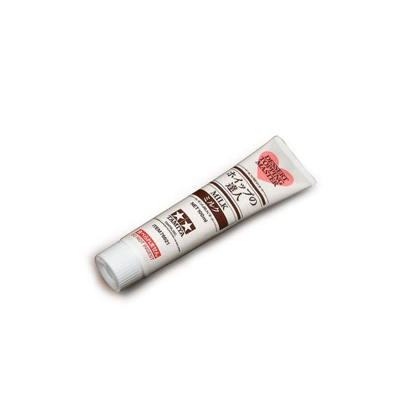 スイーツデコレーション作品のホイップクリームをリアルな質感で表現するペースト状の素材です。★水性タイプで臭いや変色が少なく、乾燥前なら水で洗い流せるので、初心者から上級者まで扱いやすいのが特長。付属のしぼり口（中サイズ・星6切）をチューブに...