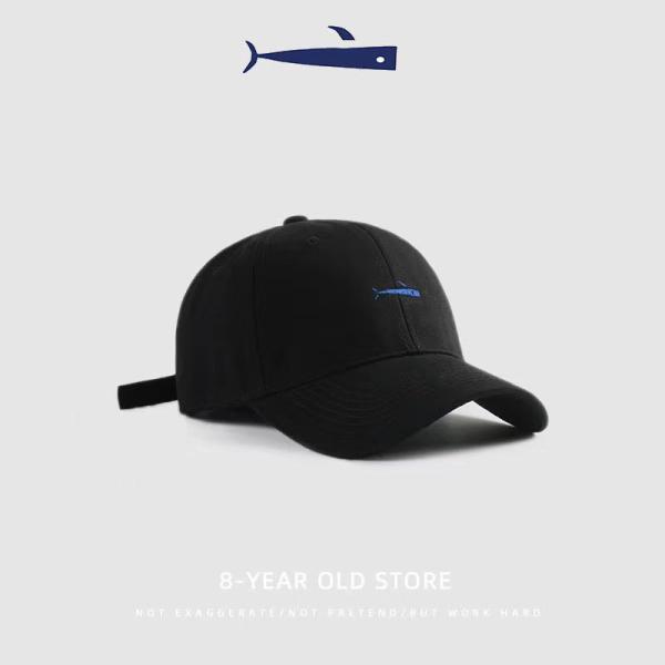 3990円以上ご購入で送料無料！シンプルなデザインの中に、ワンポイント可愛らしいお魚が刺繍された帽子です。アウトドアや、釣りなどの趣味の際はもちろん、カジュアルな普段着にも合わせやすいデザインになっています。後ろのベルトでサイズ調整が可能で...