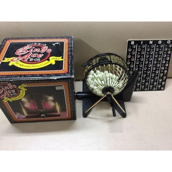 商品解説■1983年製のビンゴエースです。ハンドルを回して楽しくビンゴゲームをしよう。 【商品詳細】セット内容：マシン本体、ビンゴボール×75、予備ナンバーボール×1、マスターボード、ビンゴカード30枚サイズ：W180mm×H200mm×D...