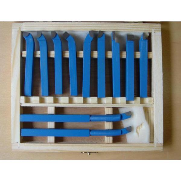 旋盤用10ｍｍ×10ｍｍバイト　11本セットです。旋盤の予備備品として最適です。※輸送事故防止の為、簡易木箱に入れてお送り致します。商品到着後、木箱は処分してください。※入荷ロットによりましてバイトの色と箱が写真とは異なりますが、ご了承くだ...