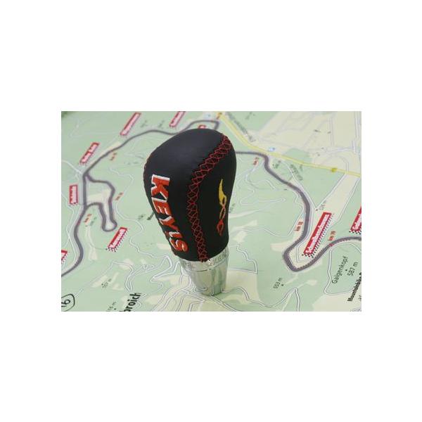 FossaMagnaシリーズにも、シフトノブもラインナップしています。ステアリングの質 感や完成度をそのままシフトノブに移植したのです。コンマ１ 秒を争う素早いシフト 操作をこなせるよう、握り心地の良さやグリップ感にこだわりました。デザイン...