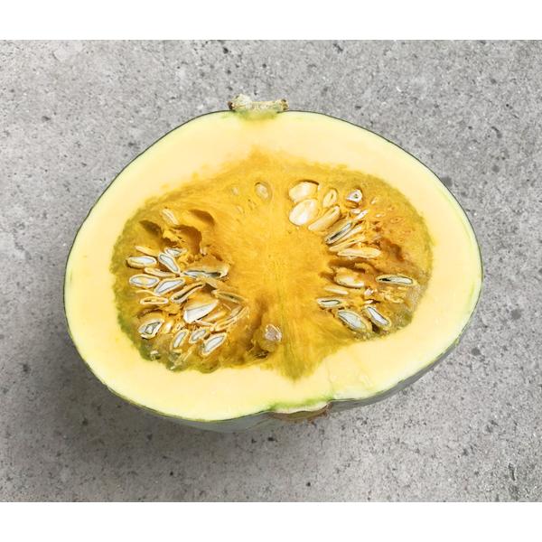 ※カットしています。大きいです。農薬は使わず、肥料も土に施さず、太陽と雨の自然の恵みと、大地の持つ力を最大限に発揮させて作った、究極の自然栽培農法のかぼちゃです。生産者は北海道の秋場さんです。無肥料・無農薬での自然栽培の匠、父和也さんからこ...