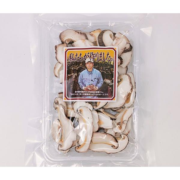 高千穂町周辺の山林で採れた原木露地栽培の椎茸のみを使用しています。この地方は秋から春にかけて「雲海」と呼ばれる霧に包まれる山村です。湿気を含んだ空気、原木となるクヌギの養分と、森の精気、そして雨水の恵みだけで自然のままに育った椎茸。豊富な広...