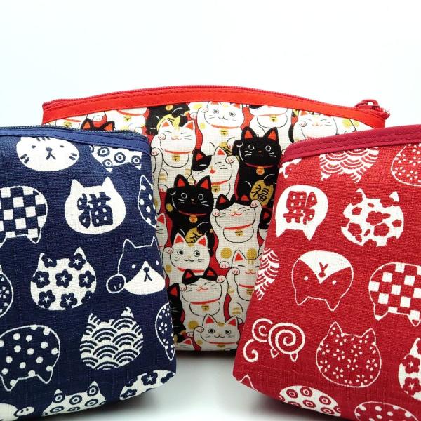 化粧ポーチ 猫 和風 小物入れ スマホケース コスメポーチ メイクポーチ 飴入れ 薬入れ メール便対応和風テイストの猫イラストがかわいい大きめのポーチです。マチつきでたくさん物が入るので化粧ポーチとして、また、スマホや小物などをまとめて収納...
