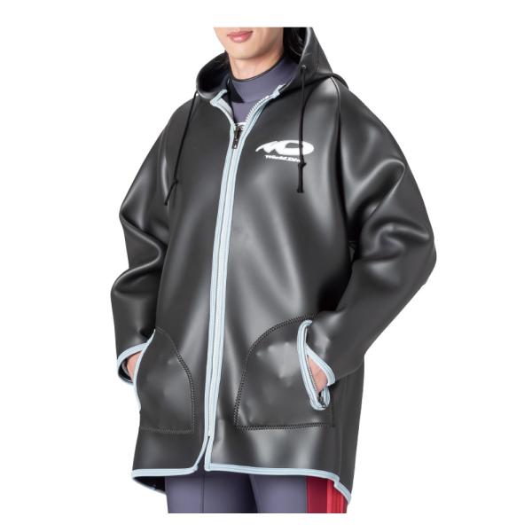 ■ビーチコート（2mmスキン）BH6022mmスキン素材のフード付きコートです。スーツの上からでも着用しやすいように袖口はオープンタイプにしました。冷たい風をシャットアウトする温かさと着やすさに、アフターダイブの楽しさもプラス。スキューバダ...