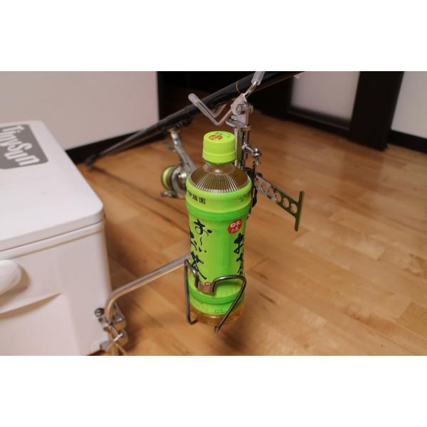 ドリンクホルダーがピトンに取り付けられます。ドリンクホルダー自体は自転車用のアルミ製、500ml程度のペットボトルに向いていますが、材質が柔らかいのでボトルのサイズにフィットさせるとより使いやすくなります。連結部はステンレス製、ピトンやパイ...
