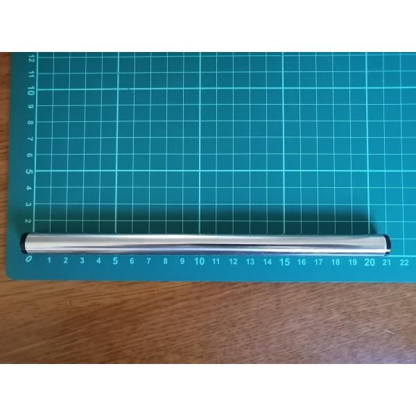 軽くて使いやすいストレートパイプです。長さ200mm〜210mm。市販のピトンが重すぎる、底物を釣るわけでもないのに強度がありすぎるという意見から作ってみました。長さには多少の誤差があります。ステンレス研磨パイプφ13ｘｔ1両端に樹脂製プラ...