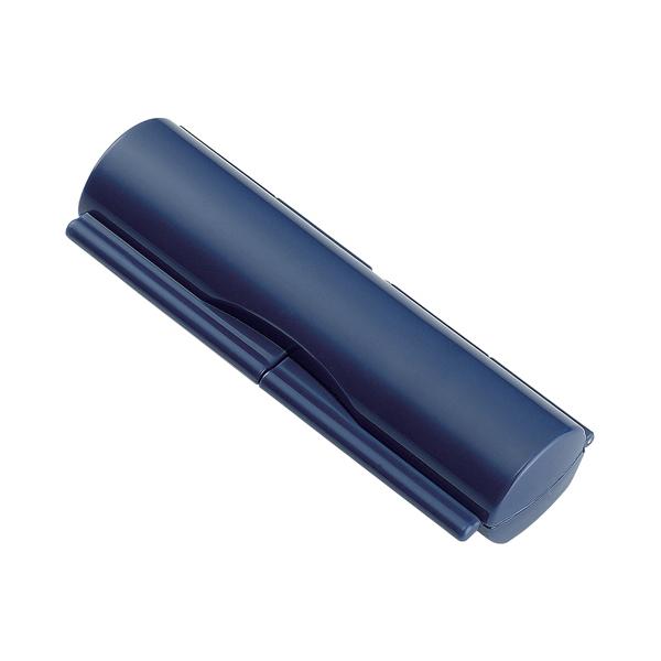 メーカー：シヤチハタ　 品番：CPC-1  使いやすさにこだわった、携帯に便利なカラフル印鑑ケース。　　＜パッケージ＞印鑑が飛び出さず朱肉がつけやすい。<br>※商品の色はダークブルーになります。側面のくぼみで印鑑が取り出しやす...