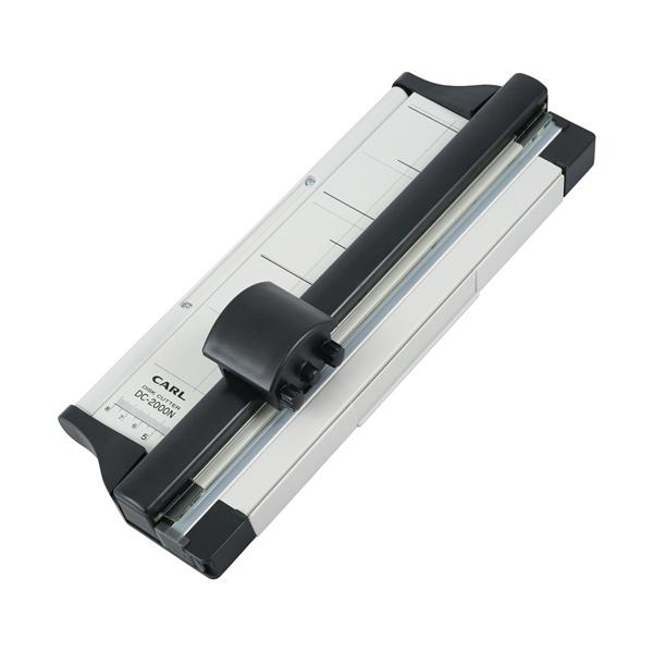 メーカー：カール事務器　 品番：DC-2000N  折りたためるコンパクト裁断機。ハサミより簡単に、カッターより安全に。　　