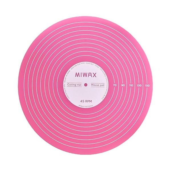 メーカー：ミワックス　 品番：MX-V7-PK  音楽愛好家のための、7インチレコードそっくりなデザインのユニークなカッティングマット！　　＜寸法＞＜パッケージ＞※お届けの商品はピンクになります。＜使用イメージ＞＜使用イメージ＞