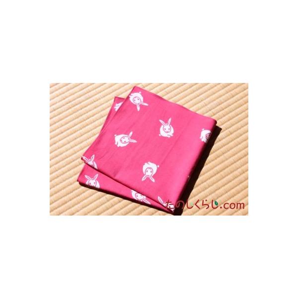 手ぬぐいとして使われている晒木綿（さらしもめん）の生地を、正方形にカットしてハンカチにしました。綿100％で肌触りもよく、薄手なので乾きも早い、使い勝手のよいハンカチです。ご自身で使っていただくほか、ギフトとしても喜ばれます。この「大判晒ハ...